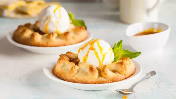 Epal mini-pai dengan ais krim, resipi langkah demi langkah dengan foto