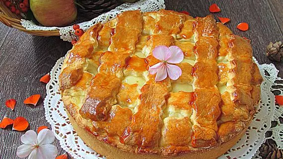 Apple cake na may vanilla cream, step-by-step recipe na may mga larawan
