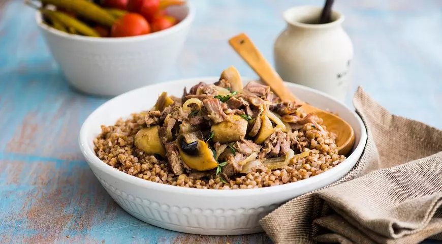 Bouillie de sarrasin avec champignons et dinde