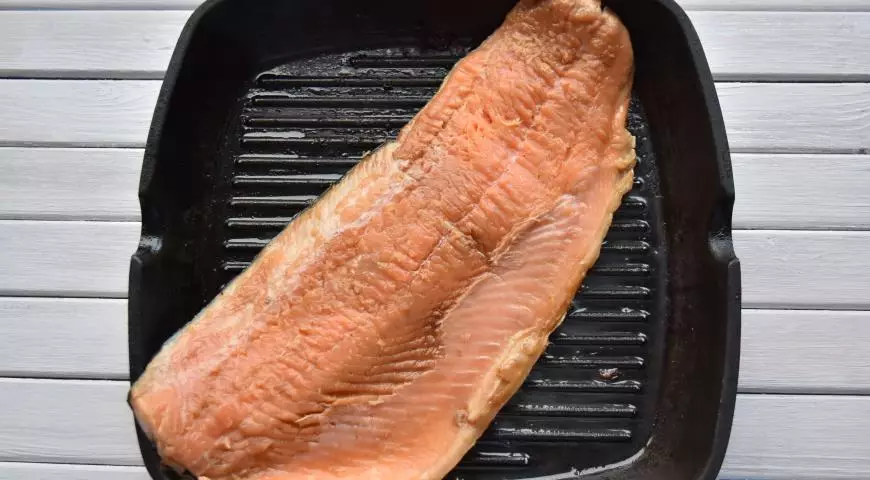 Stock Foto Kuiranta Recipe: Bakita Salmon, Paŝo Numero 3