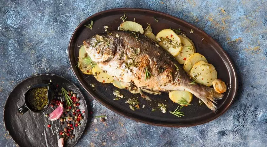 Zivis ar kartupeļiem krāsnī, soli pa solim recepte ar fotogrāfijām