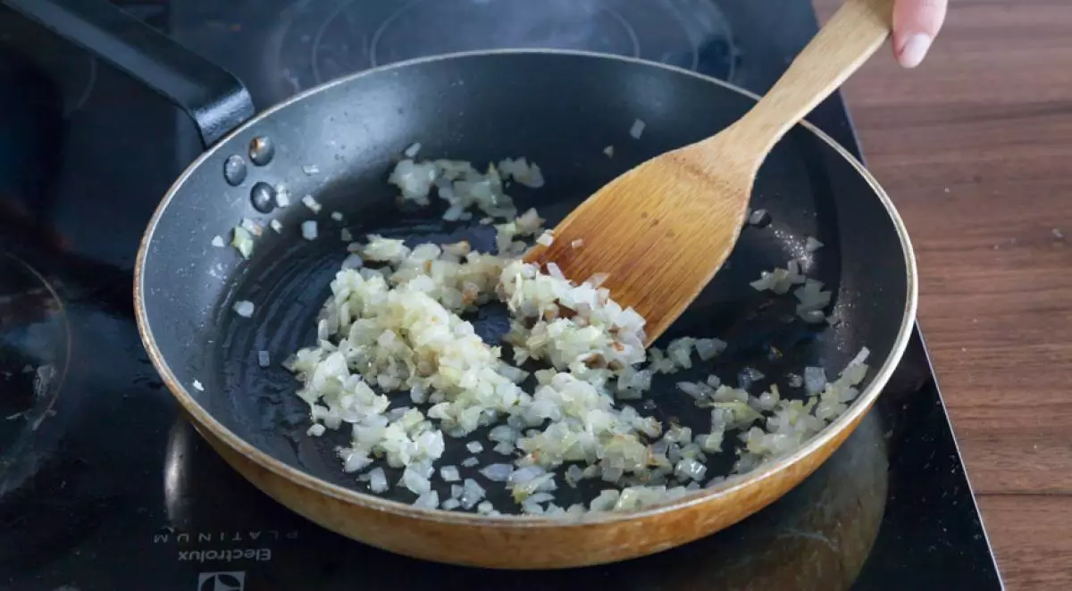 Pfeffer gefüllt mit Karotten und Reis. Fry Luk.