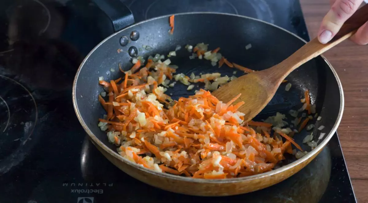 Pepper pinalamanan na may karot at kanin. Magdagdag ng bawang at karot