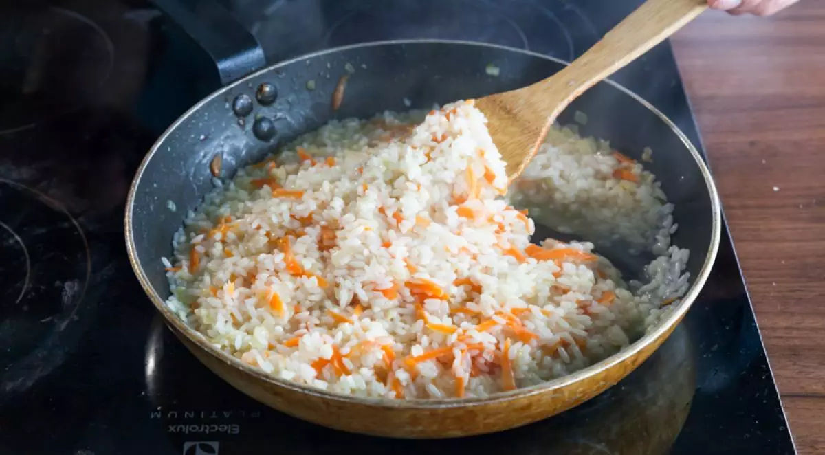 Pepper diisi dengan wortel dan nasi. Tuan beras dengan sayuran