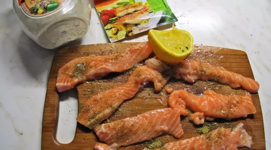 I riblji fileti su papar i sol za prskanje limunovog soka