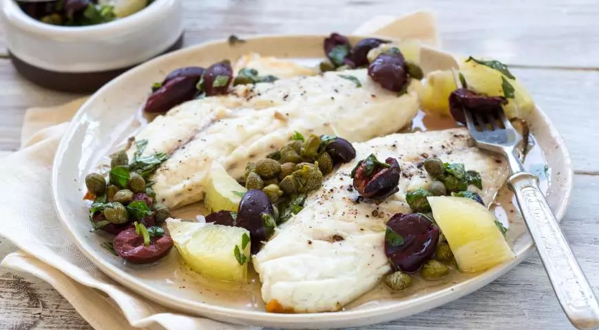 Sybas med oliven, kapers og sitron