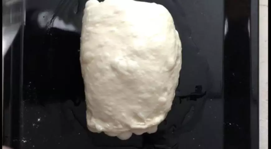 A tésztát egy kenőolaj-sütőlapra helyezve