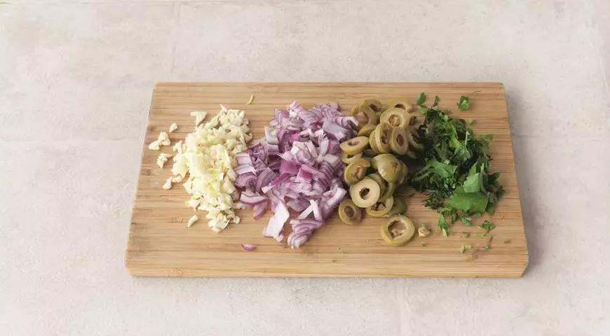 Stock Photo Kochen Rezept: Stew Nuts mit Thunfisch und Oliven, Schritt Nummer 1