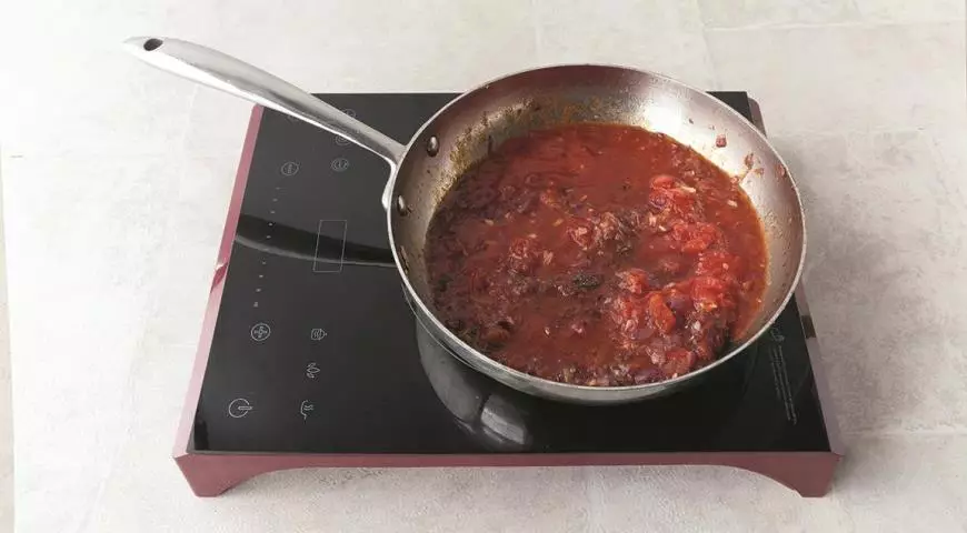 Stock Photo Kochen Rezept: Eintopfnüsse mit Thunfisch und Oliven, Schritt Nummer 2