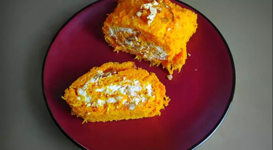 Carrot-orange roll na may mga almonds.