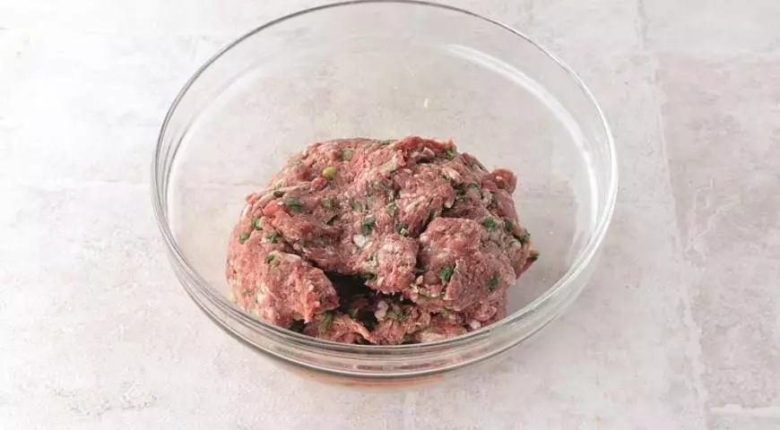 Kabinet daging lembu bertukar bersama dengan lemak melalui grid daging dengan gril besar