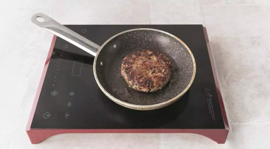 Fry cutlets on a preheated grilled pan without oil