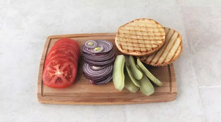 Potong bawang, timun dan tomato untuk burger