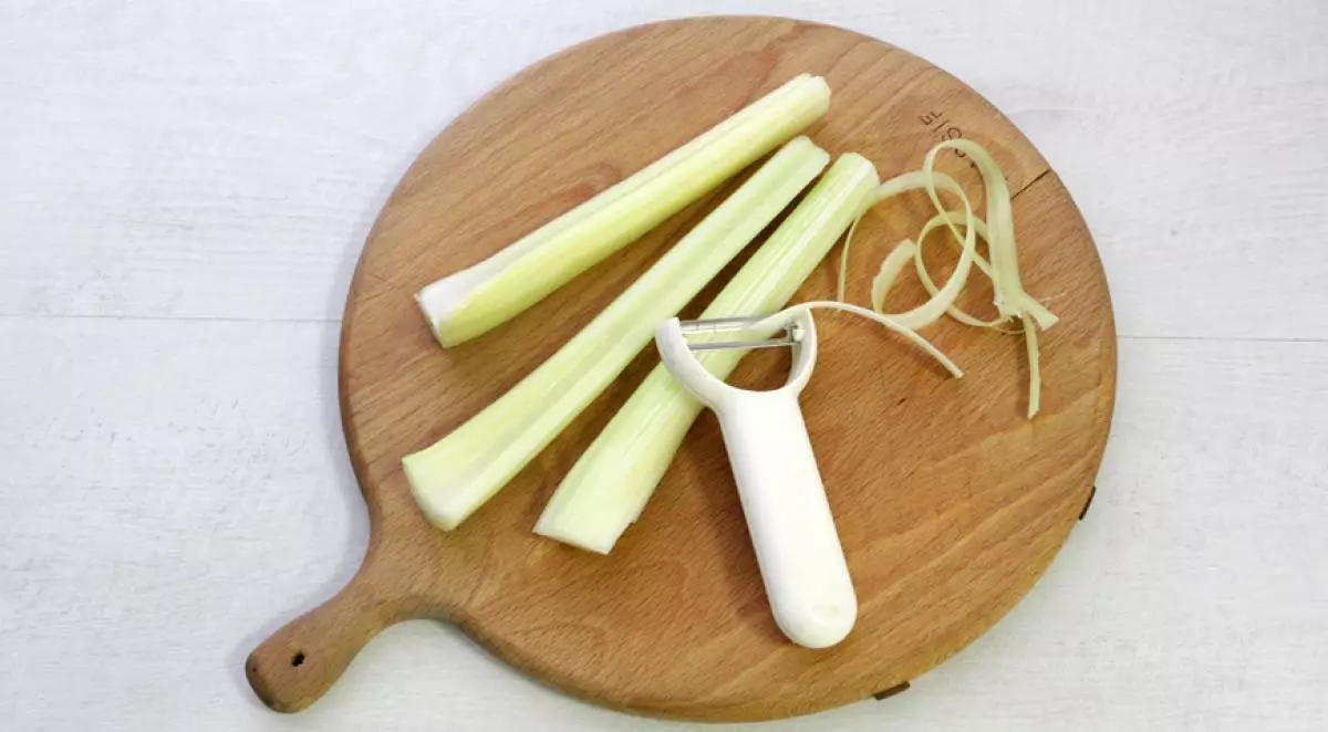 Stock Foto Cooking Recipe: Detox Smoothie kun Celerio, Paŝo Numero 1