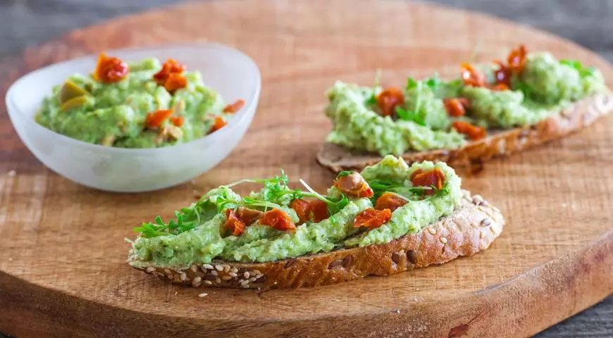 Hummus from green buckwheat