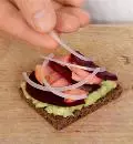 Stock Foto Kachen Rezept: Sandwichen mat Salmon, Beet an Avocado, Schrëtt Nummer 3