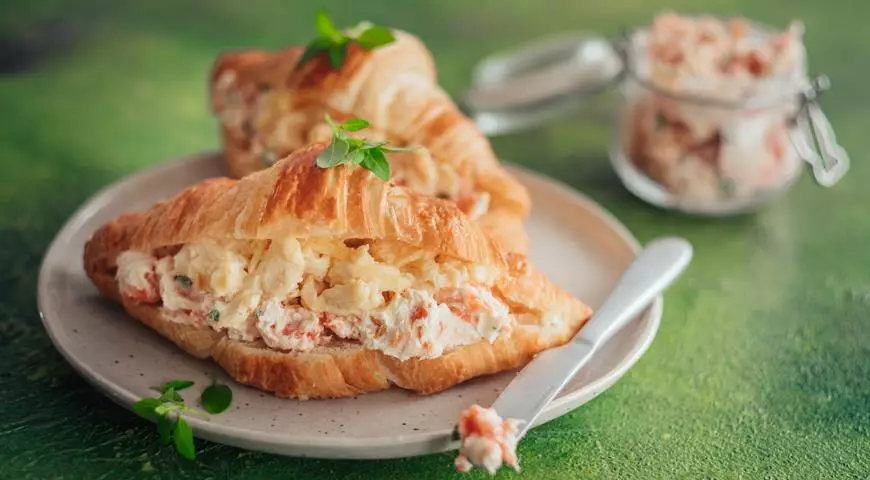 Croissant bi scramblom û riotheet