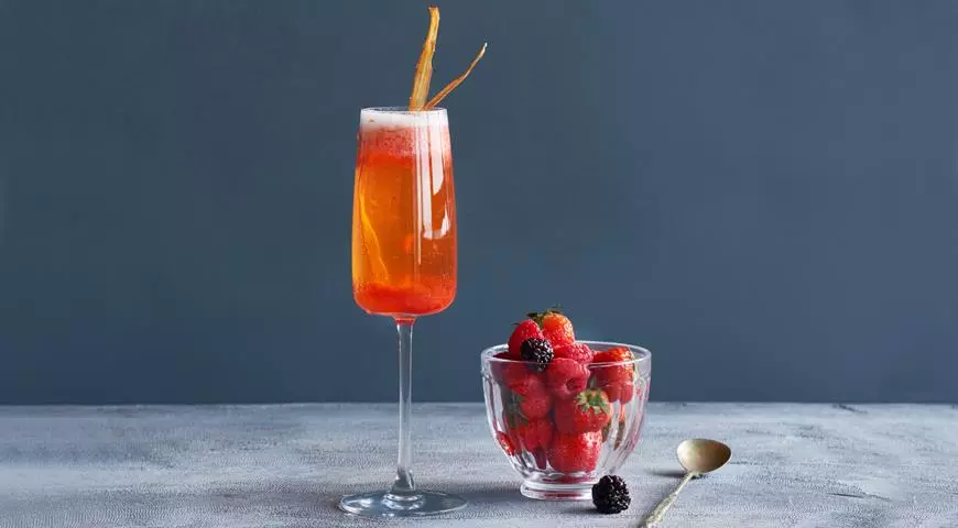 Bellini na may rhubarb at strawberry, step-by-step recipe na may mga larawan 10463_1