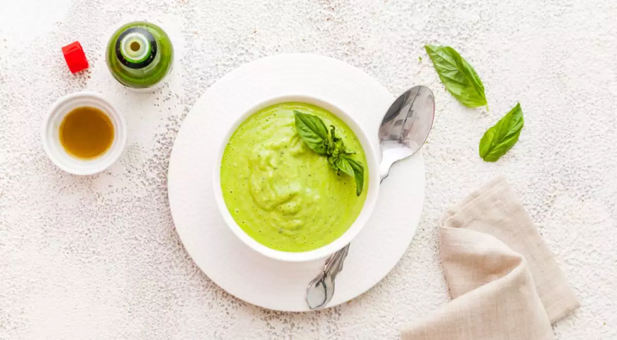 Avocado miya tare da yogurt da basil