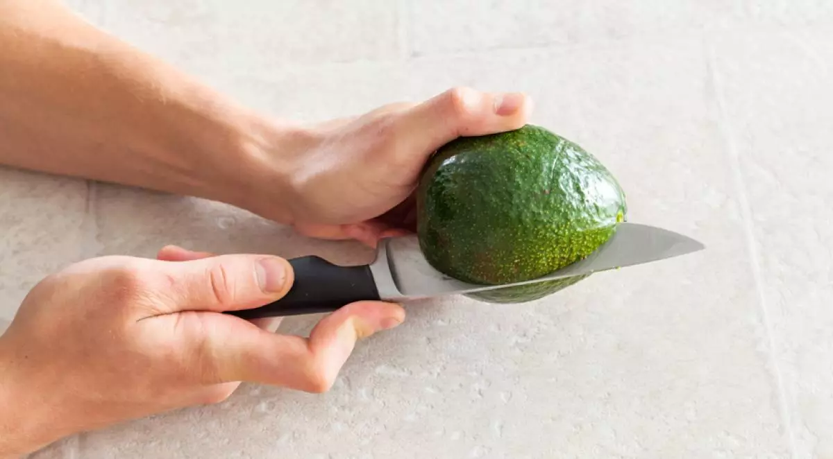 Stock foto dafa abinci girke-girke: Avocado miya tare da yogurt da basil, Matsi Matsi 1