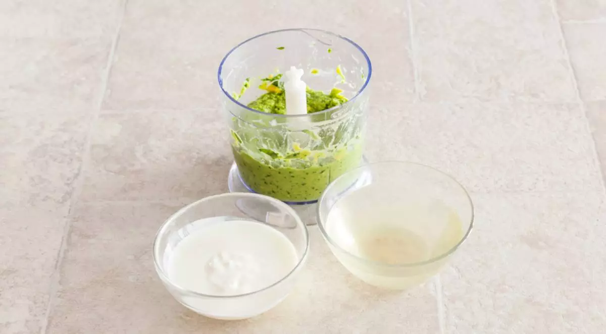 Resipi Memasak Foto: Sup Avocado dengan Yogurt dan Basil, Langkah No. 3