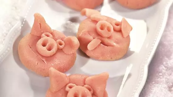 Marzipan pigs, step-by-step recipe na may mga larawan