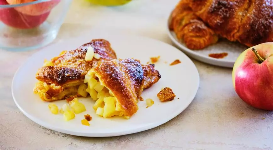 Croissants với quả lê quả táo