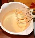 Dodaj v rumenjake in sladkor, dodamo maslo in zemeljske mandlje, raztegnite testo v plast, izrežite vrčke, postavite na pekač, pečemo