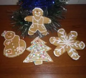 Kristnasko Gingerbread kuketoj, paŝo-post-paŝo recepto kun fotoj