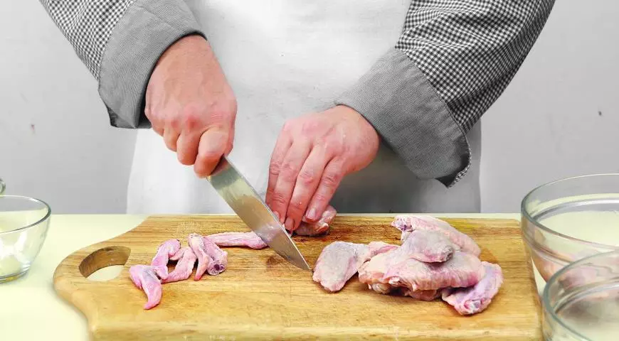 食谱的准备照片：朝鲜烧烤风格的锋利鸡翅，步骤编号1