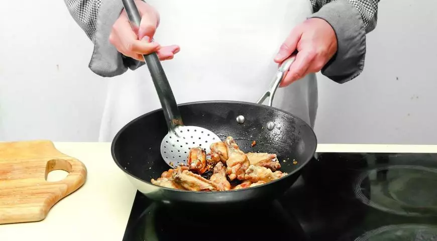 Foto van de voorbereiding van het recept: scherpe kippenvleugels in de stijl van Koreaanse BBQ, stap nummer 6