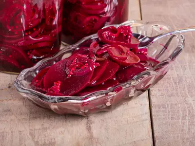 Marinated beets - samloka með súrsuðu beets og síld, marinað rófa salat, súrsuðum beets