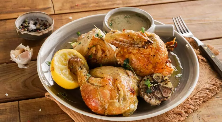 Chicken lutong sa foil, step-by-step recipe na may mga larawan