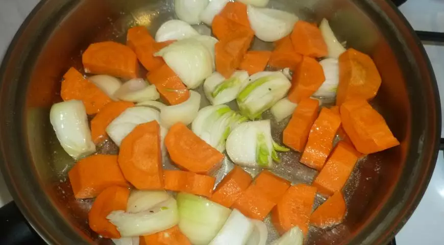 炸洋蔥，胡蘿蔔和荳蔻，然後倒肉湯烹飪湯
