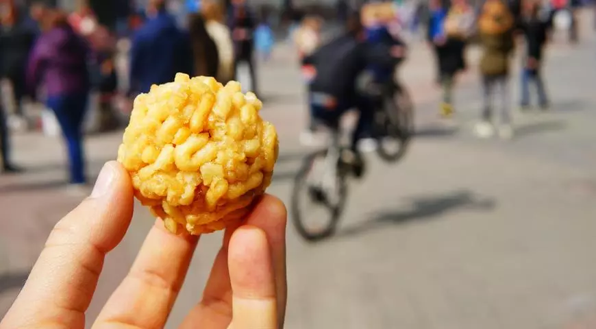 Зручней за ўсё не ехаць у Свияжск з Казані, а спыніцца ў горадзе-курорце «Свияжские пагоркі» ў зоне запаведніка. Тут адкрываецца казачны від на зліццё трох рэк - суліцу, Свияги і Волгі, а прыродную прыгажосць дапаўняе прадуманая інфраструктура: 4 гарналыжныя трасы, 4 гасцініцы і 5 пасёлкаў з альпійскімі дамамі, 6 рэстаранаў і кафэ. А ўлетку гасцей чакае гольф-поле на 18 лунак з клубным рэстаранам, адкрытым басейнам, летняй тэрасай і саунай. Дызайн поля распрацаваў архітэктар Пітэр Харрадин, які стварае лепшыя гольф-поля ў свеце.