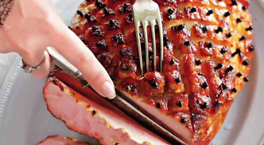 Thịt lợn giăm bông trong một lớp vỏ ngọt ngào với cẩm chướng