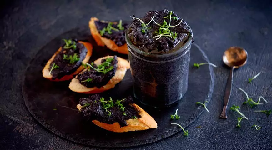 ওয়াশিং এবং ক্যাপারের caviar সঙ্গে tubatt থেকে কালো rioot