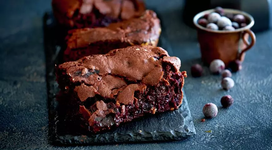 Brownie na chokoleti nyeusi na currant nyeusi.