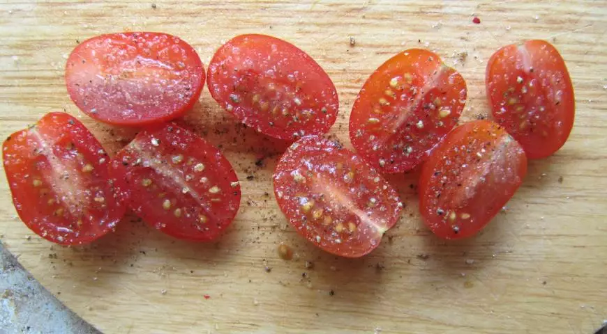 Нарежете черешките домати, поръсете с пипер и захар