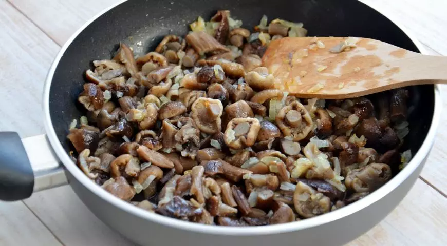 Mga sibuyas at mushroom magprito sa pan, ihalo sa beans pate