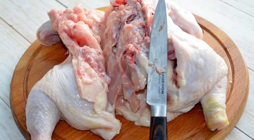 في الدجاج، نقوم بإزالة العظام، واترك البشرة باللحوم