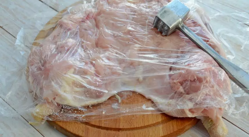 يتم تقطيع الذبيحة على شكل دجاج من قبل مطرقة