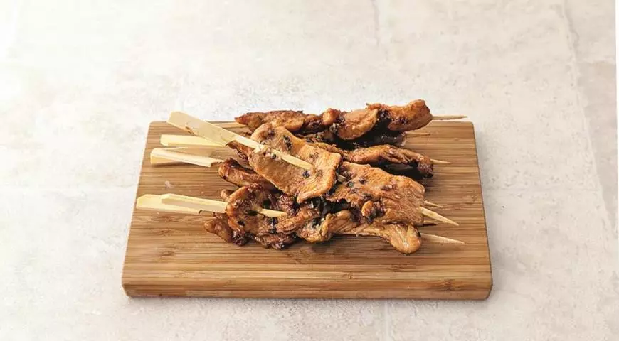 Stock Foto Cooking Recipe: Satai Kebabs de Turkio kun arakida saŭco, Paŝo numero 6