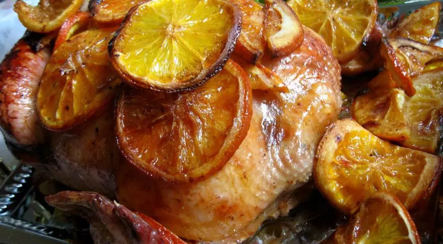 Piletina, pečena u narančima spremna za hranu