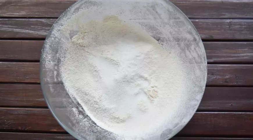 Stock Foto Cooking Recipe: Refragment of Bread, Step Number 2