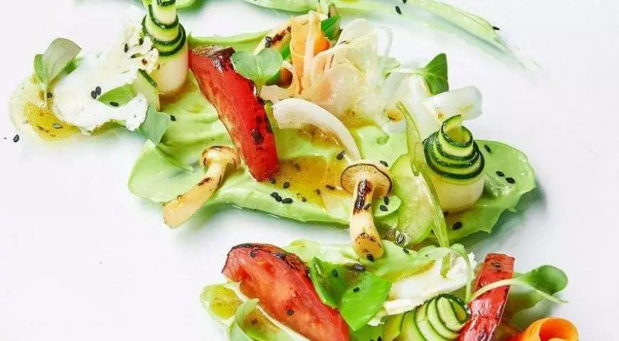 Vegetabilsk salat med en avocado puree