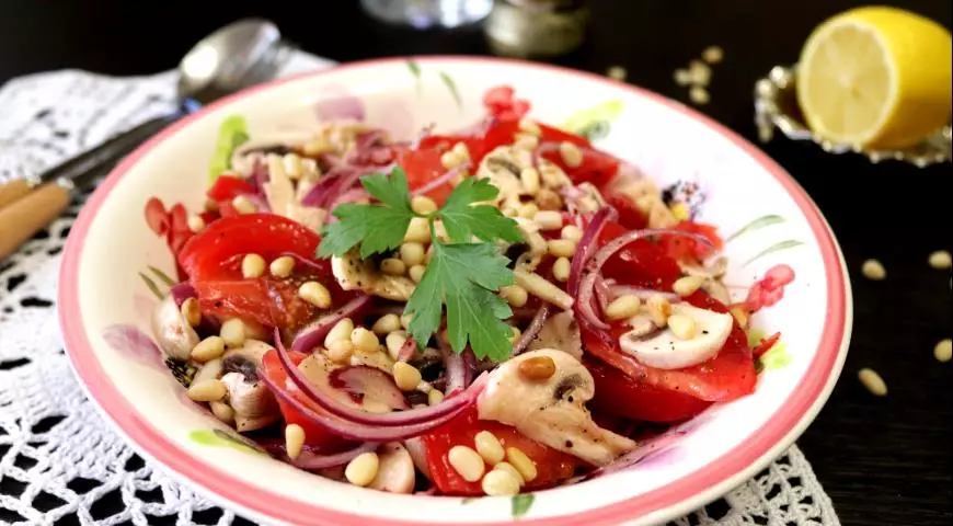 Yangi shampendonlar va pomidorlar bilan salat