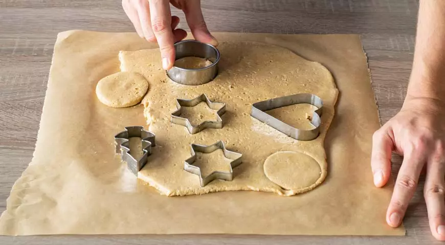 Gemberkoekjes, rol het deeg, snijd de mallenkoekjes