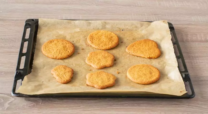 Gingerbread cookies, isa makuki pane bepa rekubheka, bika mune oveni