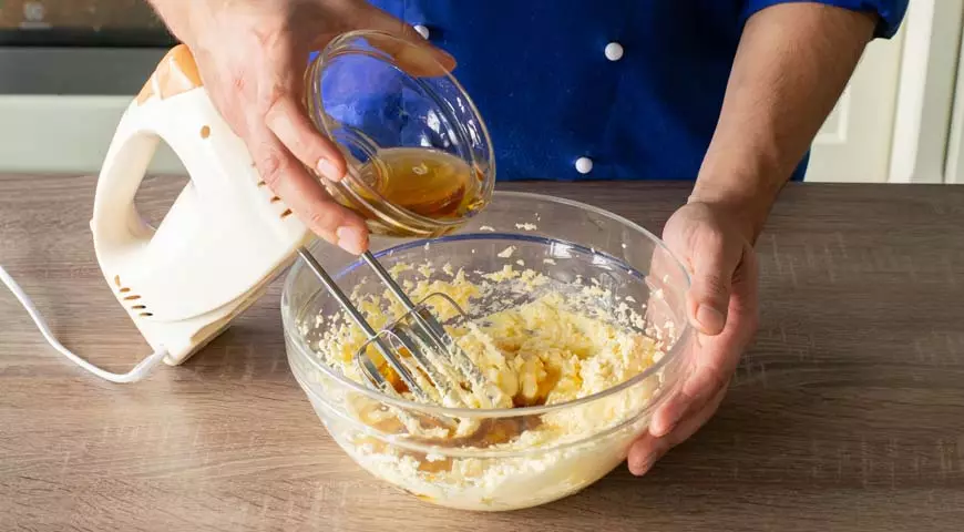 Gingerbread küpsised, lisage mett, higi homogeense massiga